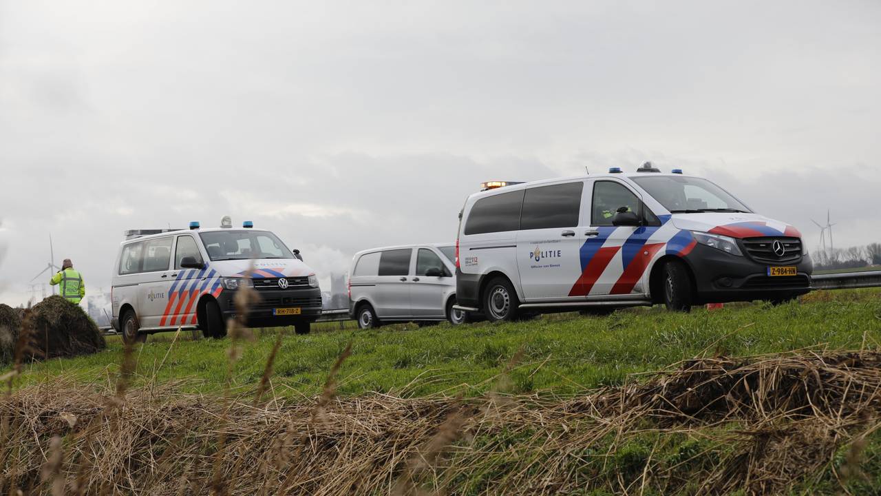 Auto gevonden in sloot langs de snelweg, bestuurder overleden - Omroep ...