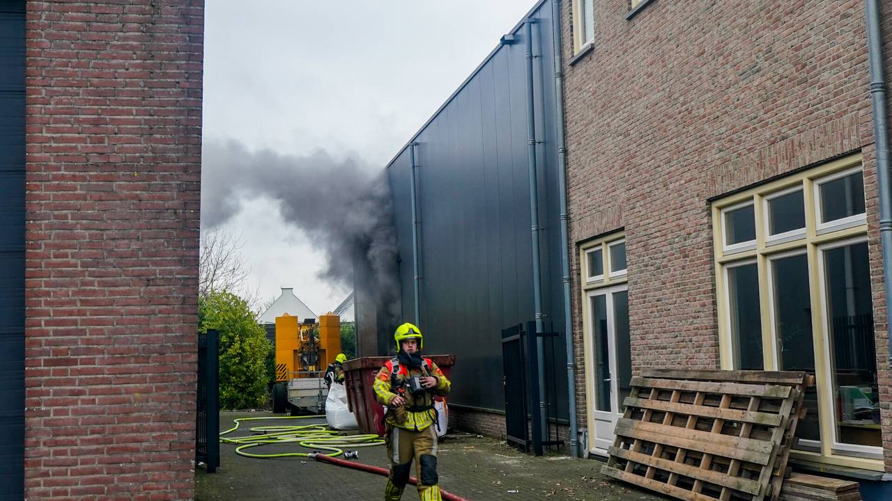 Twee gewonden na uitslaande brand bij bouwbedrijf - Omroep Brabant