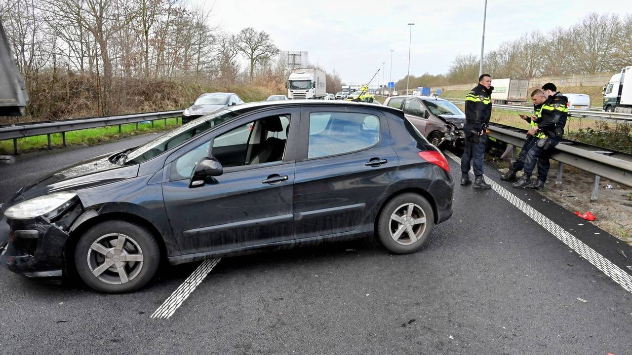 Drie auto's botsen op elkaar op de A58 bij Ulvenhout - Omroep Brabant
