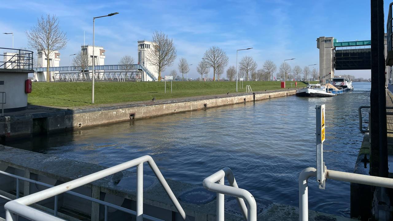 Sluis bij Lith nog weken dicht na aanvaring met schip - Omroep Brabant