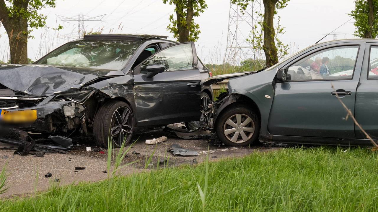Auto's botsen frontaal op elkaar, één gewonde - Omroep Brabant