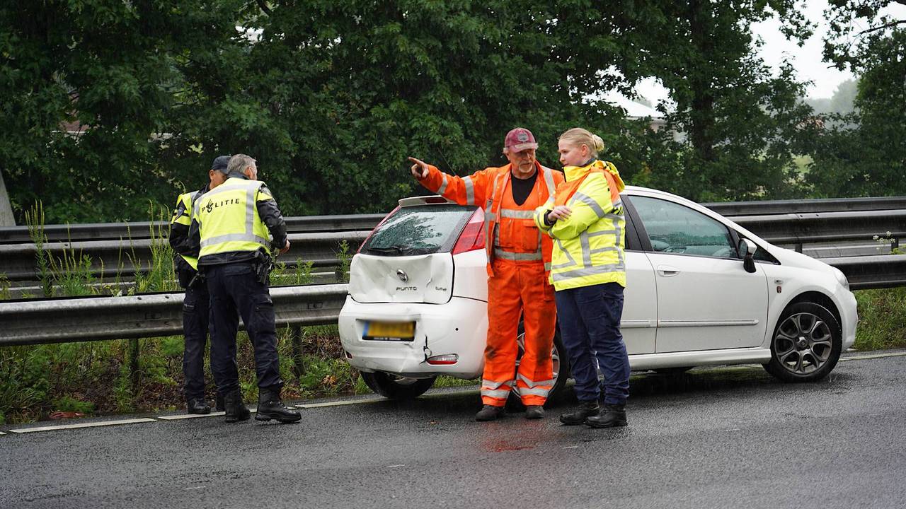 Drie auto's botsen op elkaar op de snelweg, lange file tot gevolg - Omroep Brabant