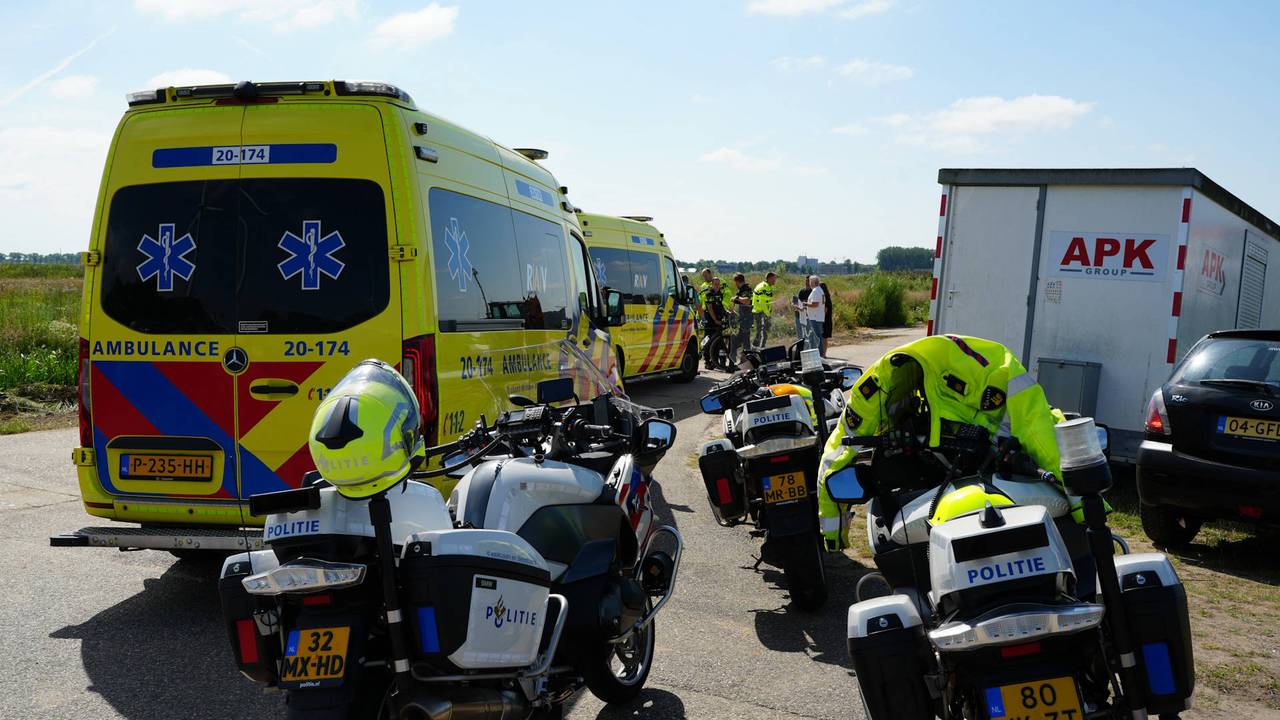 Wielrenner bewusteloos in berm, omstanders beginnen meteen met ...