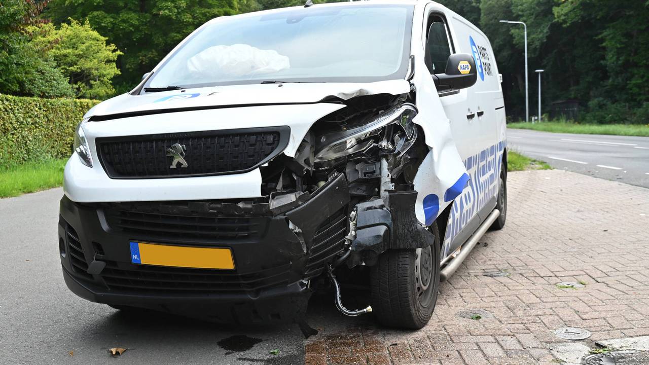 Busje botst met auto, voorkant kapot - Omroep Brabant