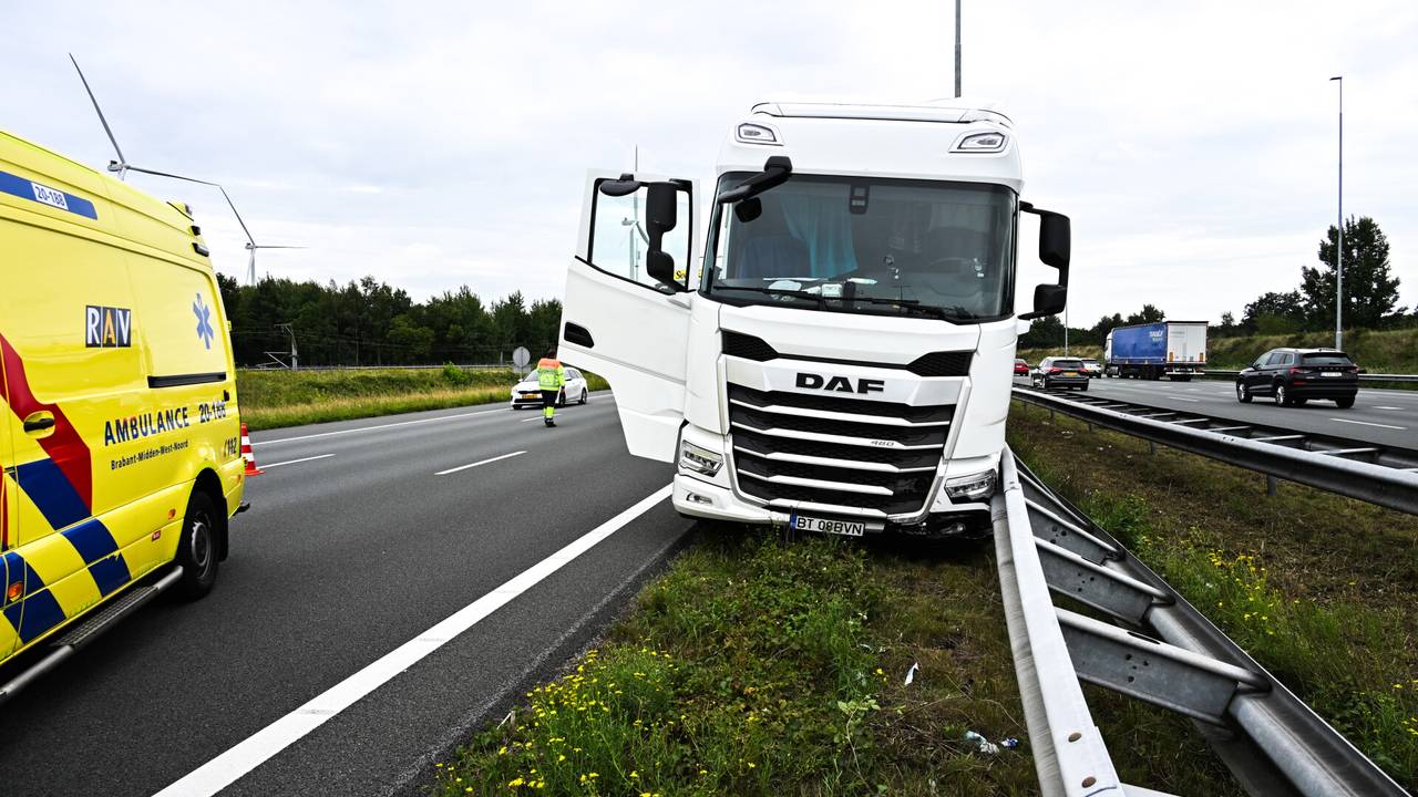 A16 uren dicht na ongeluk met vrachtwagen - Omroep Brabant