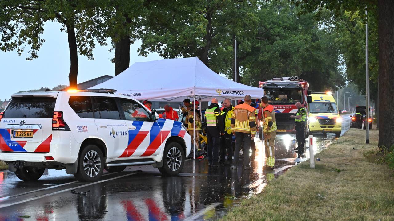 Twee zwaargewonden bij frontale botsing tussen auto's - Omroep Brabant