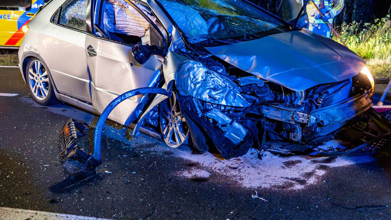 Botsing tegen boom, automobilist ernstig gewond - Omroep Brabant