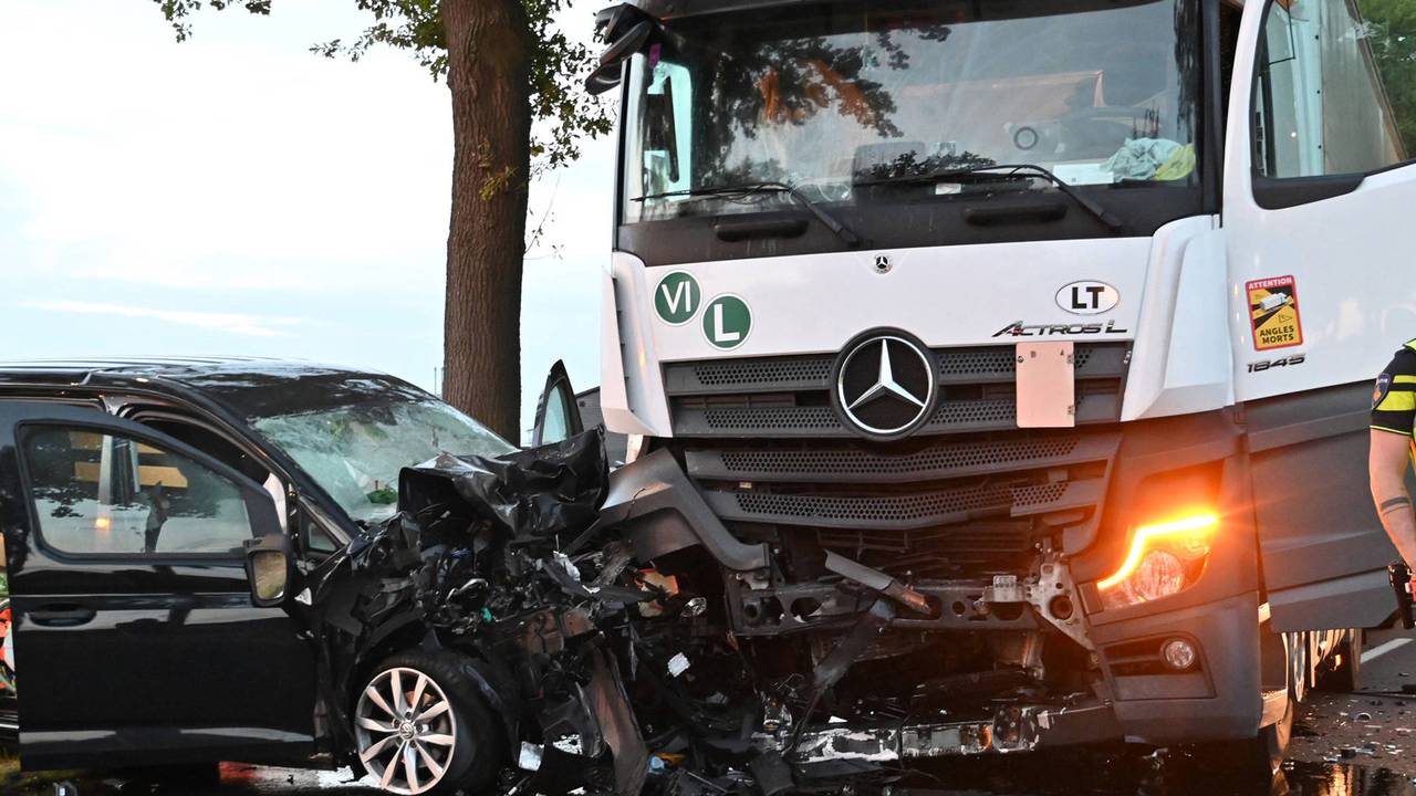 Man (23) overleden na frontale botsing met vrachtwagen - Omroep Brabant