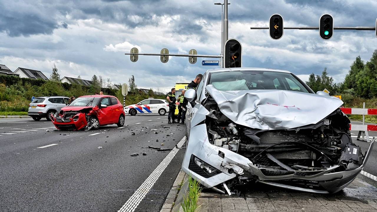 Ravage en vier gewonden na botsing tussen twee auto's op N-weg - Omroep Brabant