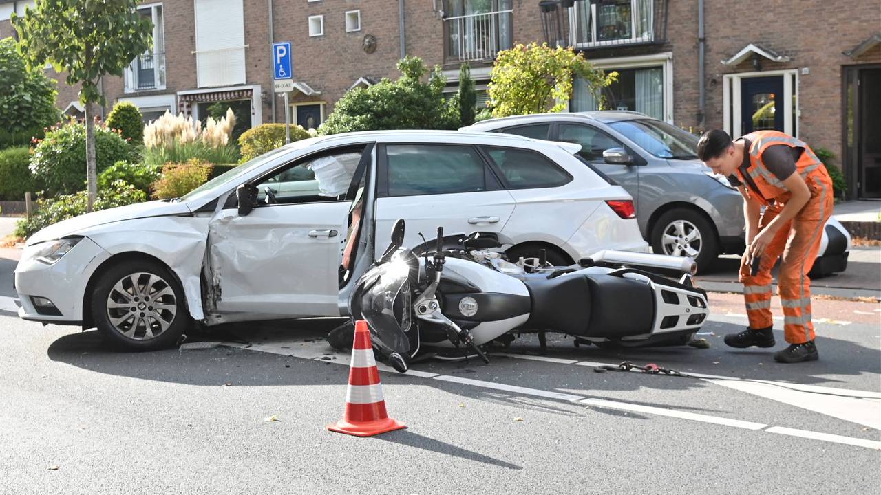 Motorrijder botst op auto en raakt gewond - Omroep Brabant