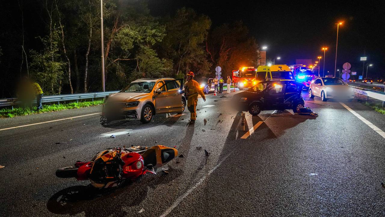 Ongeluk met meerdere auto's en motor, A58 dicht richting Eindhoven - Omroep Brabant