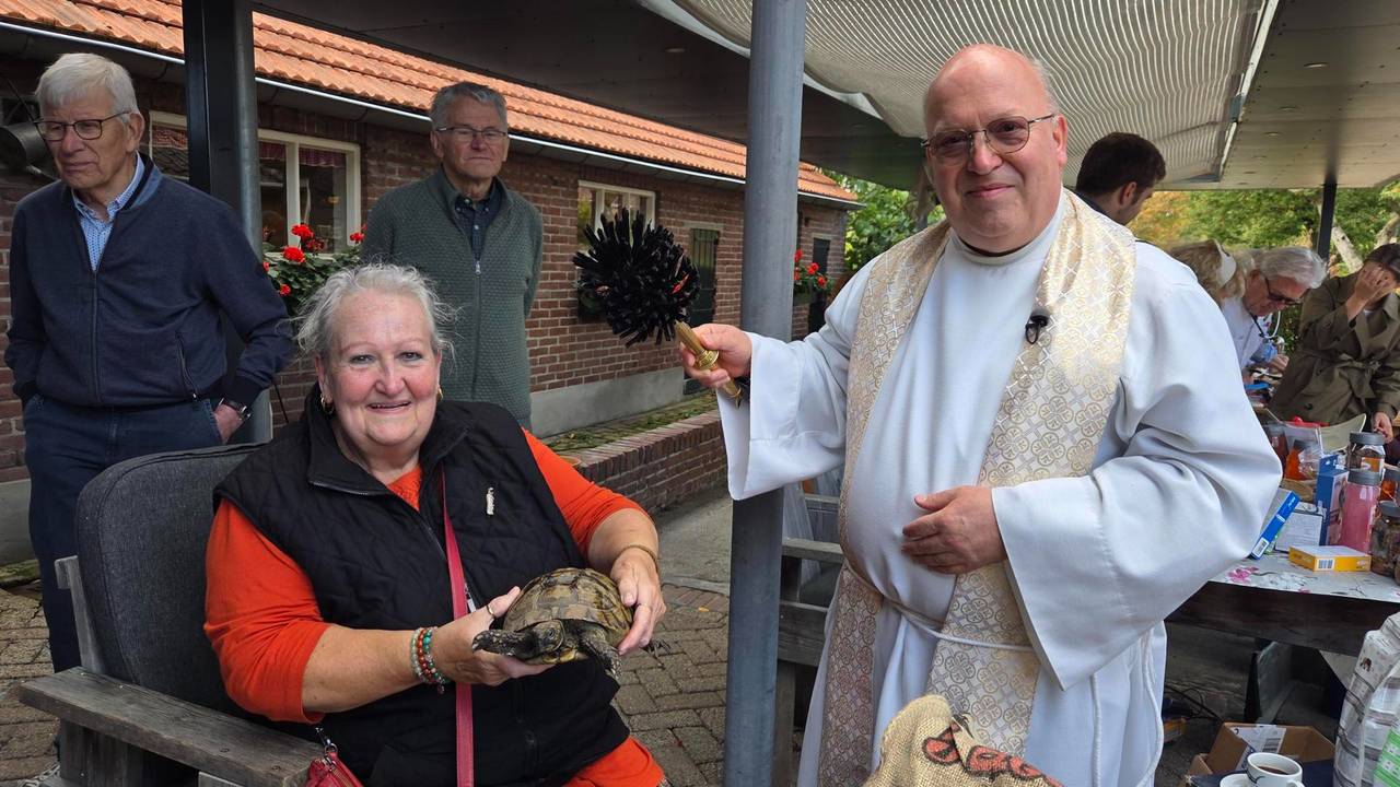 Plassende schildpad Joep (100) krijgt de zegen van pastoor Van Lamoen ...