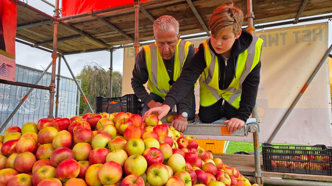 Rollende appels geen spelbreker: wereldrecord voor piramide van 9300 ...
