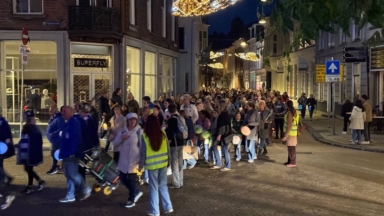 Eretocht met honderden mensen voor omgekomen Anne-roos (10) - Omroep ...
