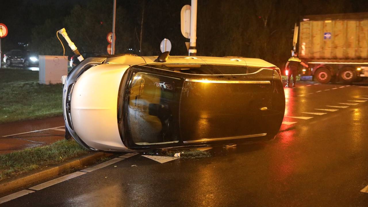 Auto op de zijkant op industrieterrein - Omroep Brabant