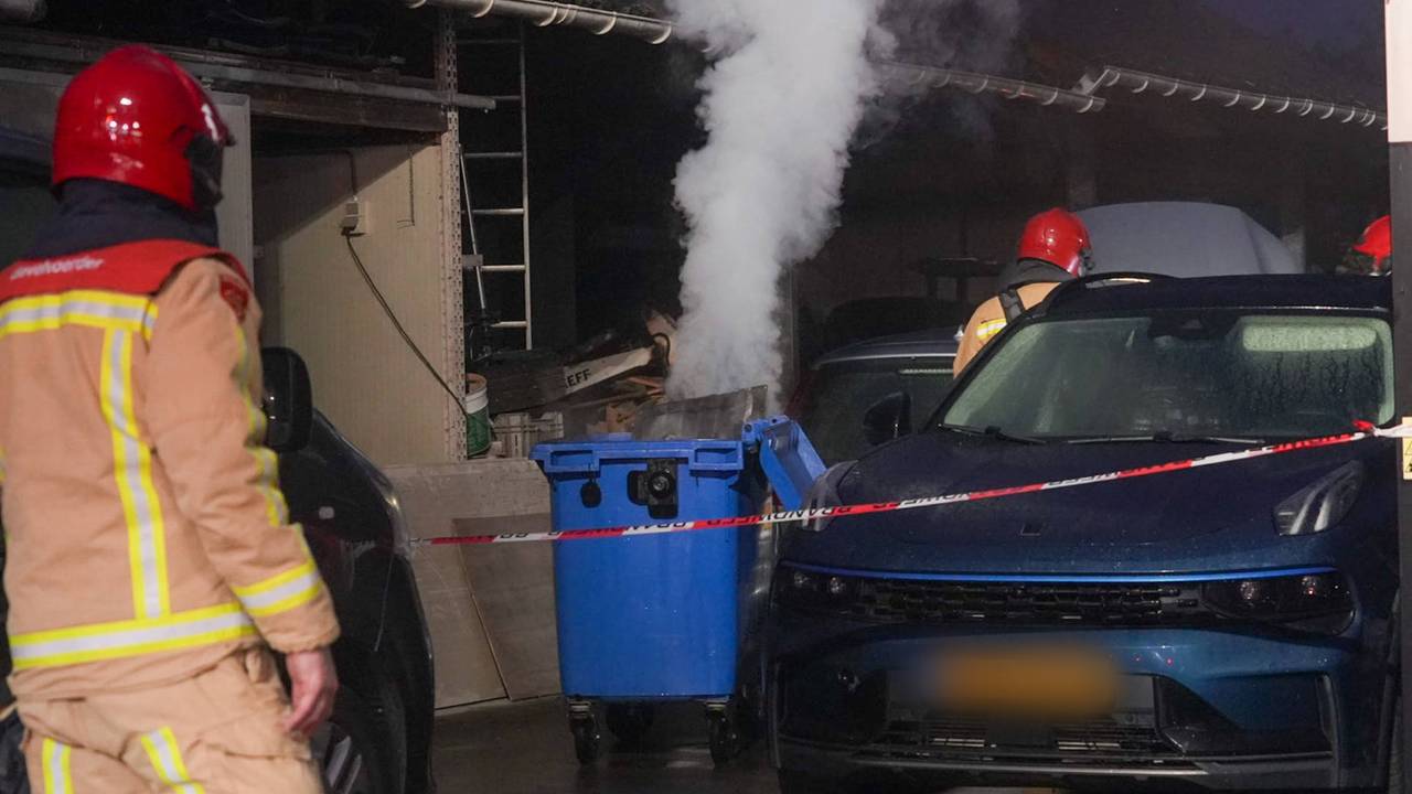 Accu vliegt in brand bij autobedrijf - Omroep Brabant