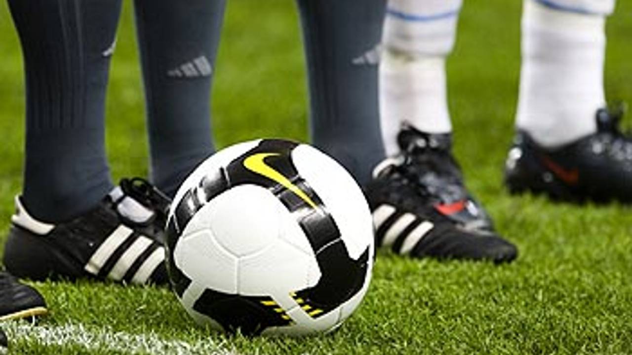 Voetballer (26) Helmondia overleden nadat hij tijdens rust in elkaar zakte - Omroep Brabant