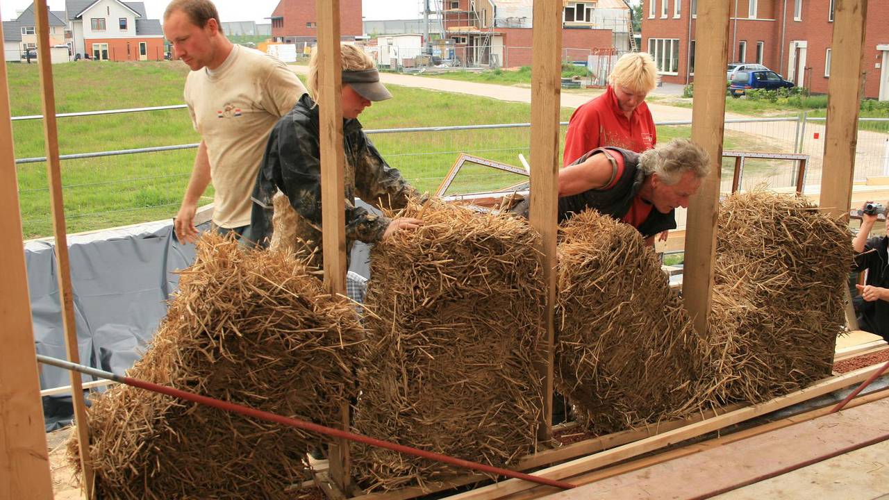 Milieuvriendelijk huis van stro en leem - Omroep Brabant