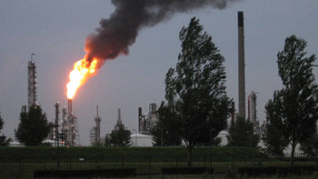 Fakkelen na storing bij Shell Moerdijk - Omroep Brabant