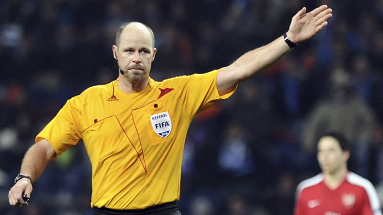 Martin Hansson fluit PSV-Rangers - Omroep Brabant