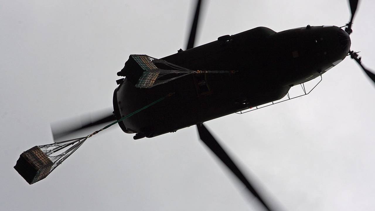 Chinook Gilze-Rijen bestrijdt brand natuurgebied Enschede - Omroep Brabant