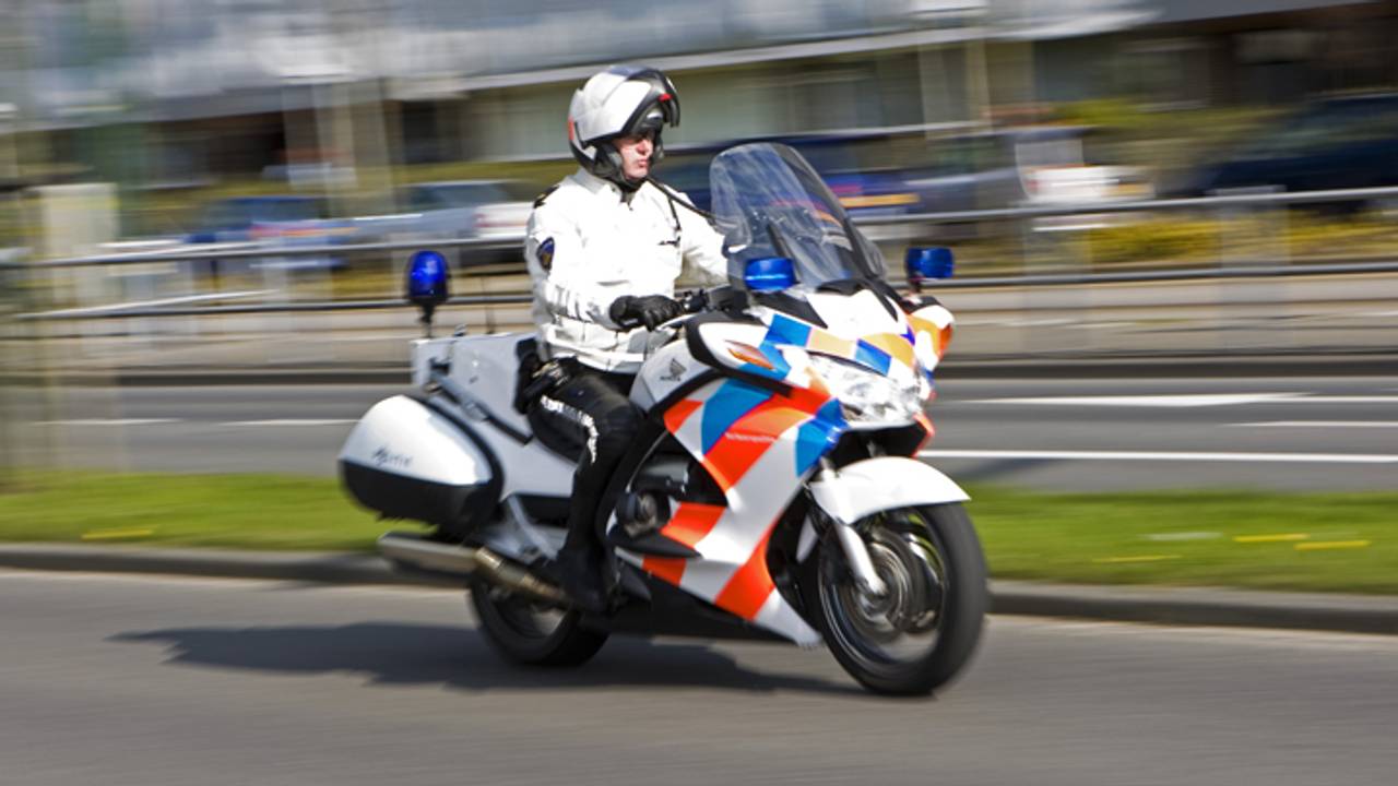 Automobilist rijdt in op motoragent - Omroep Brabant