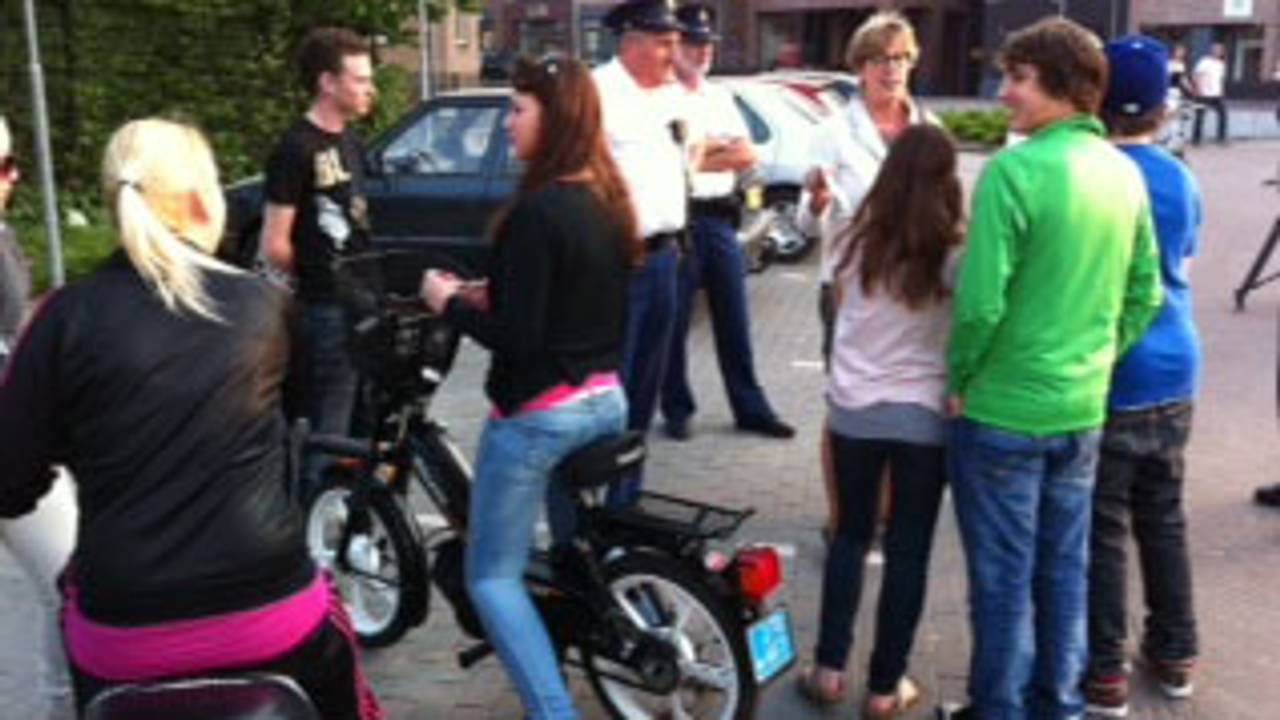 'Gele en rode kaarten voor hangjeugd in Etten-Leur werken' - Omroep Brabant