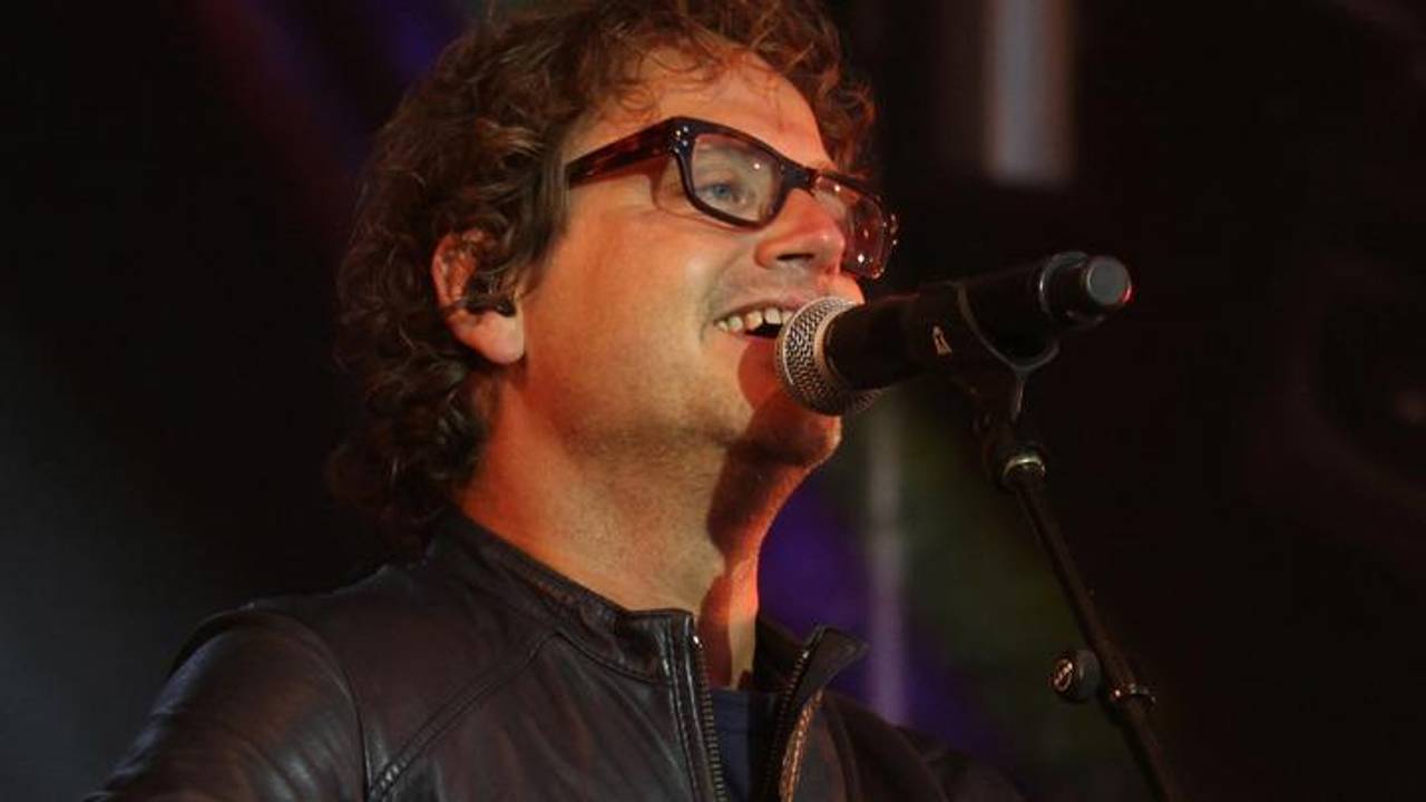 Guus Meeuwis, Frank Lammers en JW Roy zingen lied De Bende van Oss ...