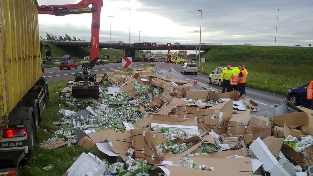 Vrachtwagen verliest bier op A59 - Omroep Brabant