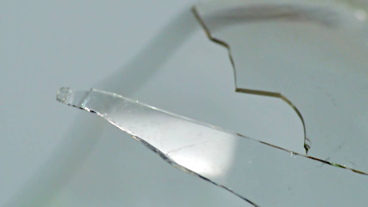 Man steekt andere man plotseling met een glasscherf in de borst in park ...