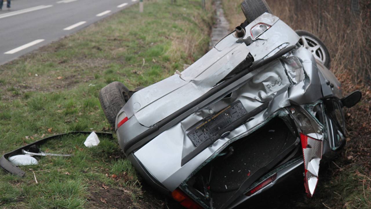 Truck rijdt op auto Volkel, bestuurster en vier kinderen gewond ...