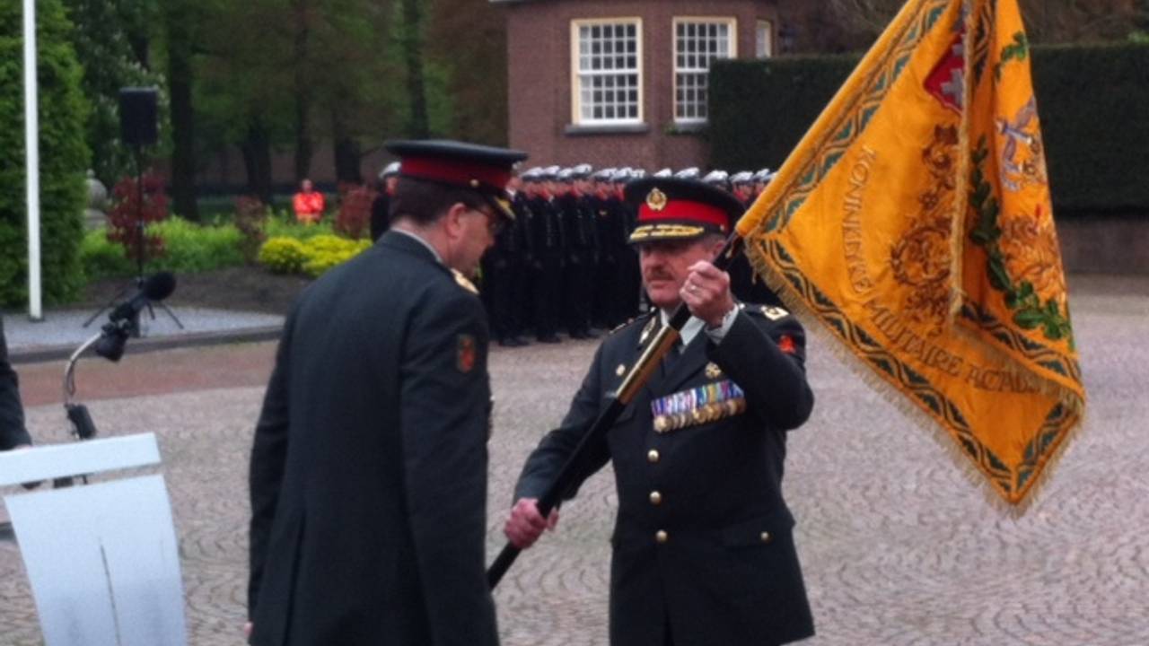 Nieuwe gouverneur Breda krijgt vaandel KMA en sabel - Omroep Brabant