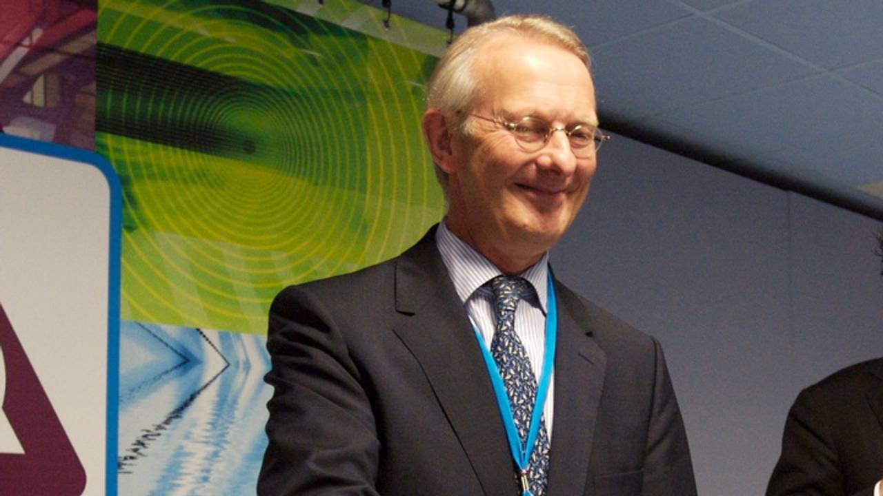 Philips-topman Harry Hendriks Officier in de Orde van Oranje Nassau ...