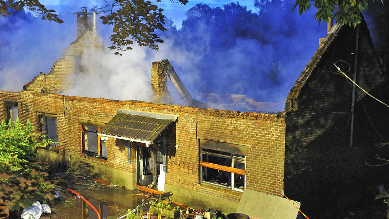 Grote injectiespuit voorkomt branden in rieten daken - Omroep Brabant