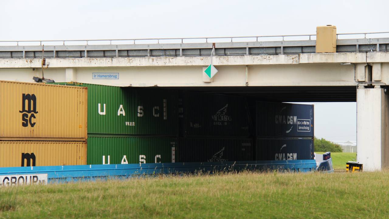 Vastgelopen containerschip onder brug A59 weer vrij - Omroep Brabant