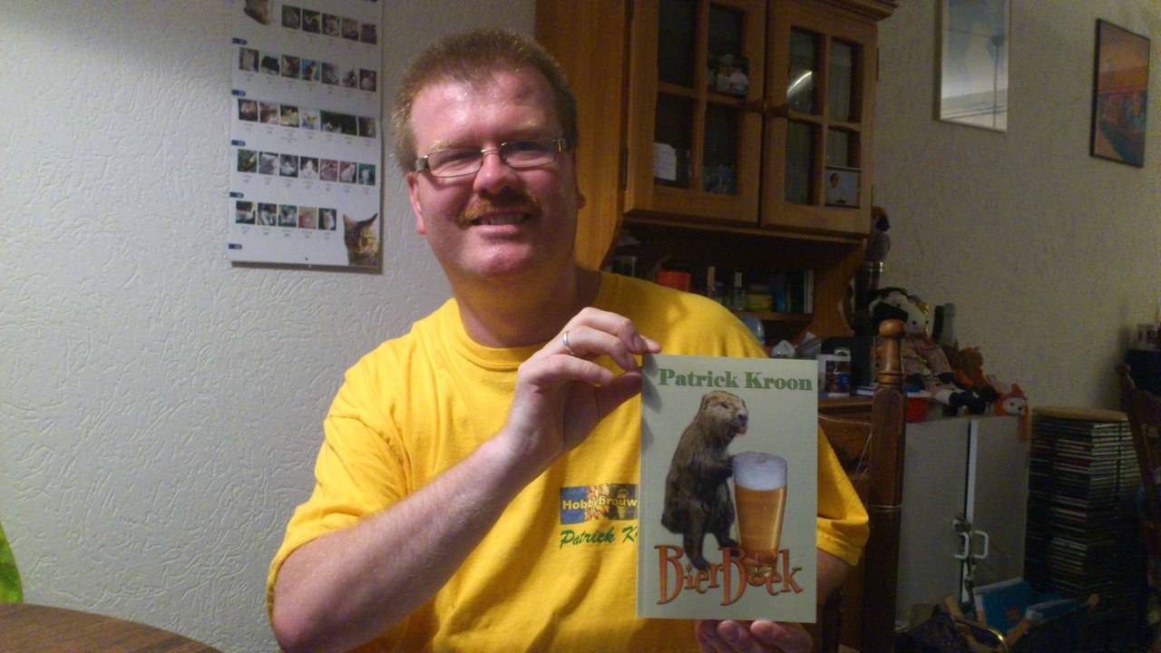 Verstandelijk beperkte Patrick Kroon uit Waalwijk schrijft Bierboek ...