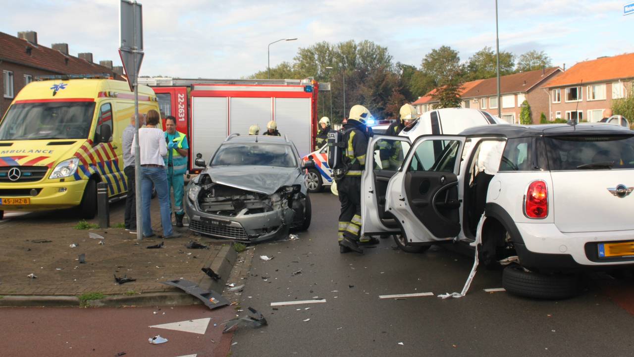 Gewonde bij botsing tussen twee auto's Geldrop - Omroep Brabant
