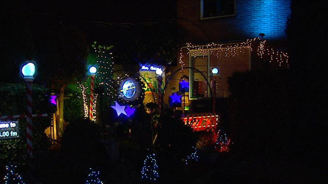 Duizenden kerstlichtjes in tuin Tom van Houts in Asten - Omroep Brabant ...