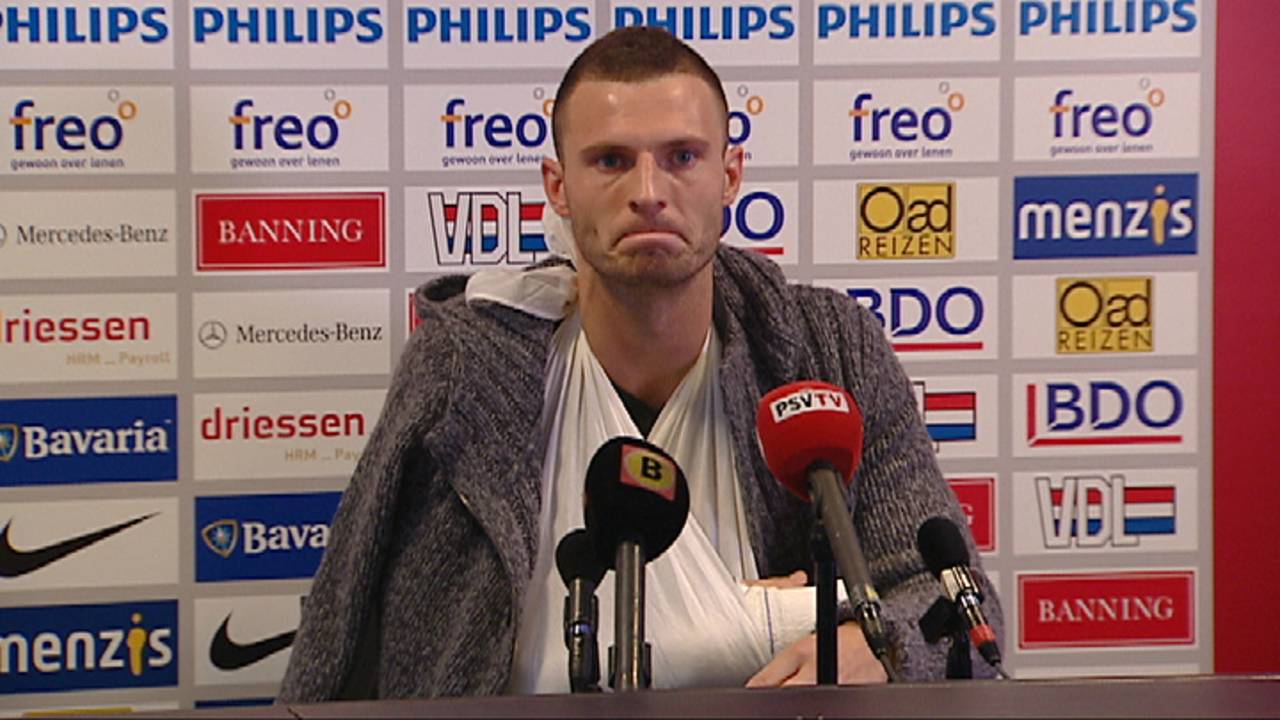 PSV' er Erik Pieters speelt tachtig minuten zonder manchet om zijn arm ...