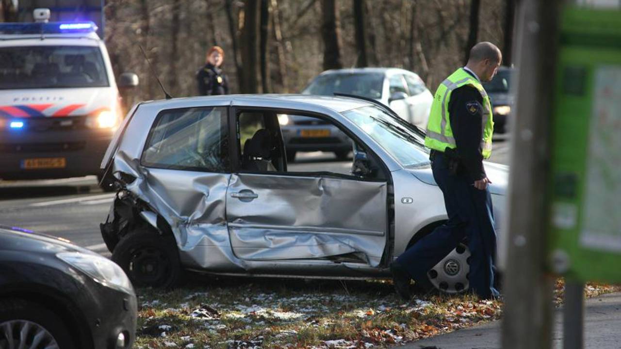 Auto rijdt in op file voor spoorwegovergang in Rijen - Omroep Brabant