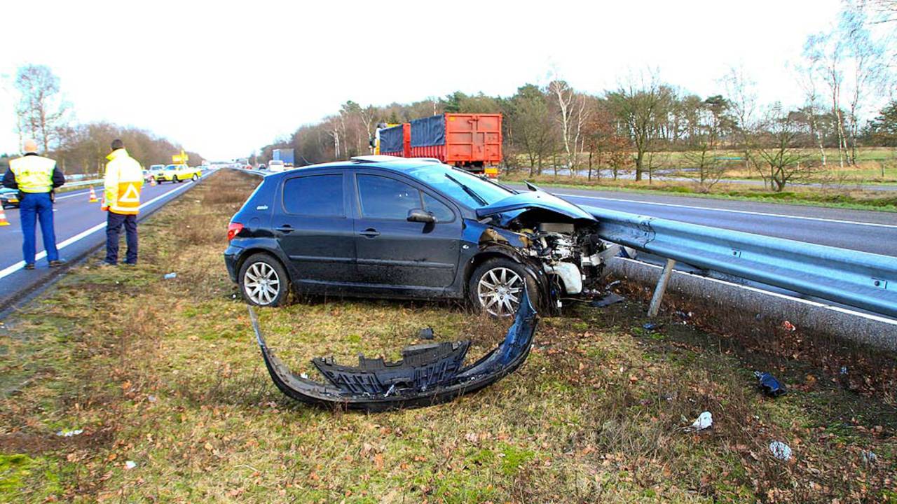 Auto-ongeluk op snelweg A67 bij Geldrop - Omroep Brabant