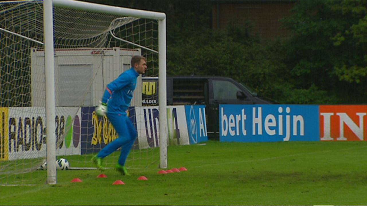 PSV-keeper Jeroen Zoet neemt het op voor Ajax-collega Kenneth Vermeer ...