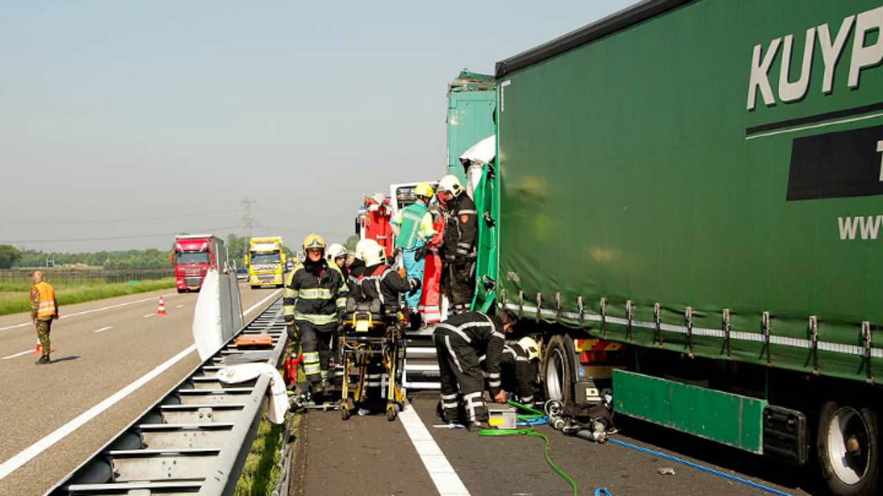 Snelweg A67 bij Someren weer vrij na ongeluk met minstens zes vrachtauto's en personenwagens ...