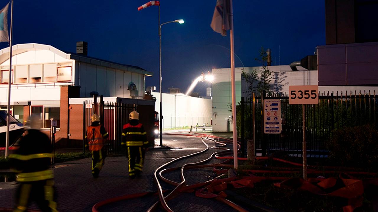 Oorzaak brand bij chemisch bedrijf DK Polyester in Heijningen nog onbekend - Omroep Brabant
