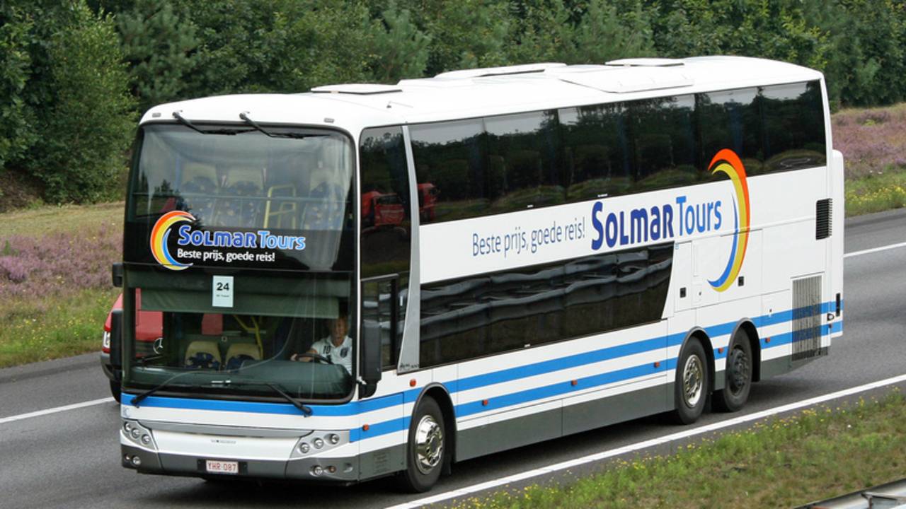 Vrachtwagen klapt op Brabantse bus in Frankrijk: 'Alle koffers lagen ...