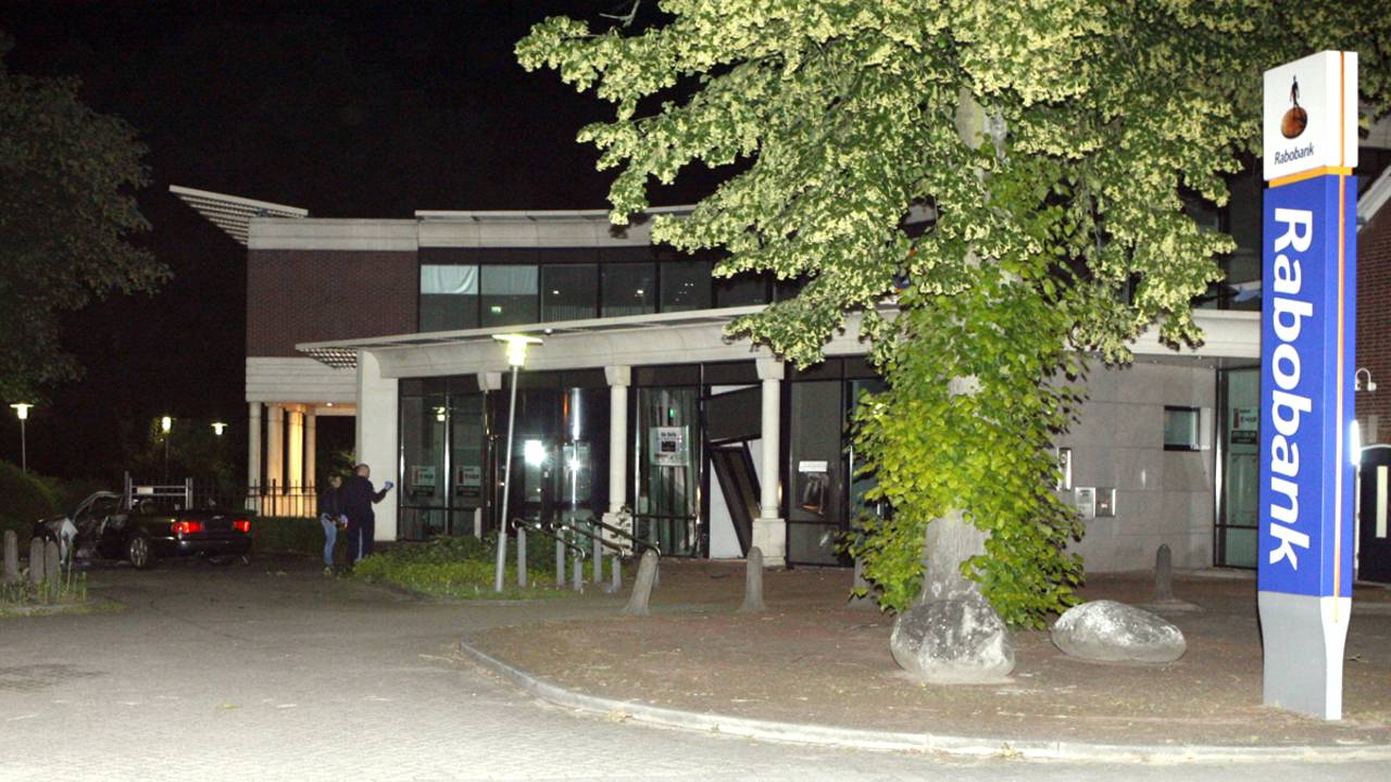 Geld buitgemaakt bij plofkraak op geldautomaat Rabobank in Ossendrecht ...
