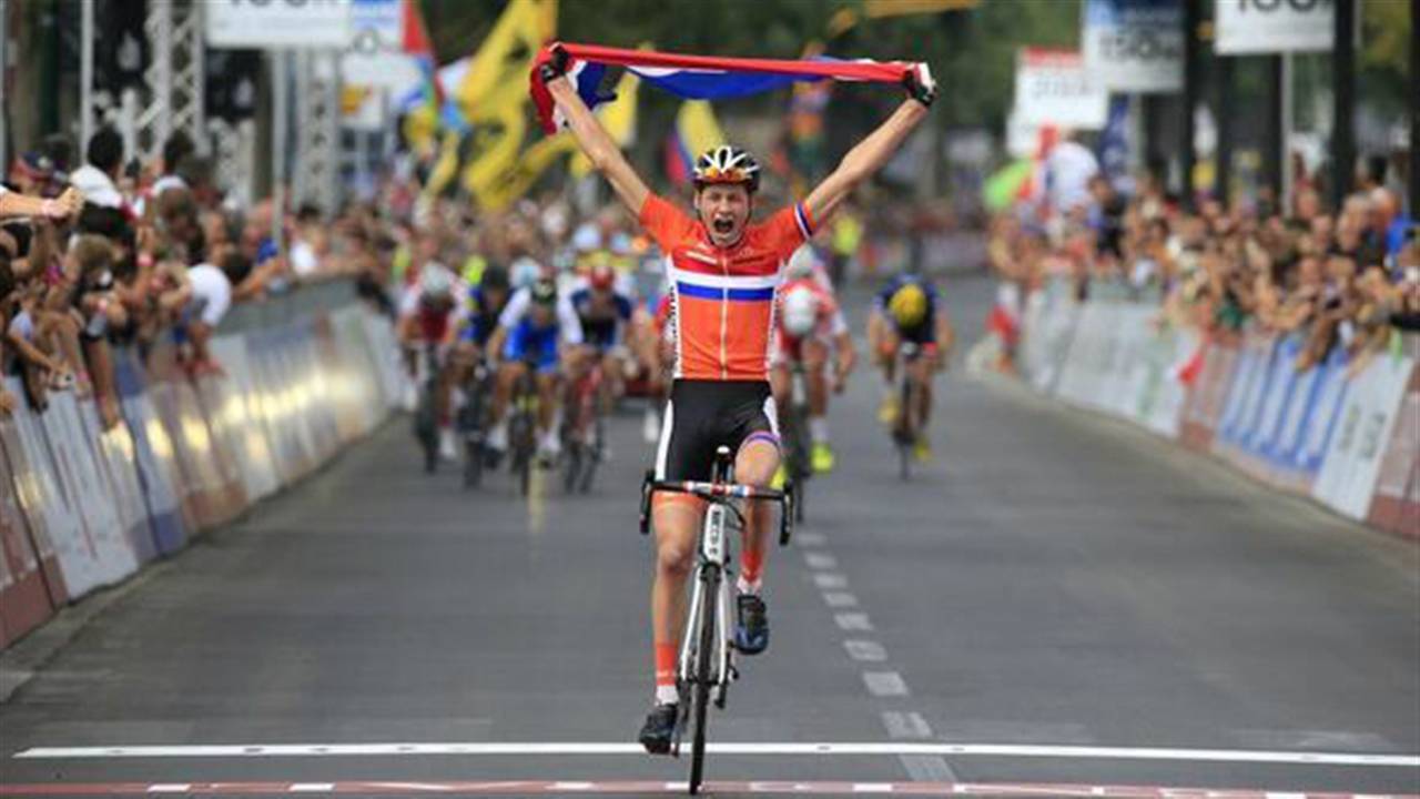 Mathieu van der Poel ondanks blessure wereldkampioen wielrennen bij junioren - Omroep Brabant