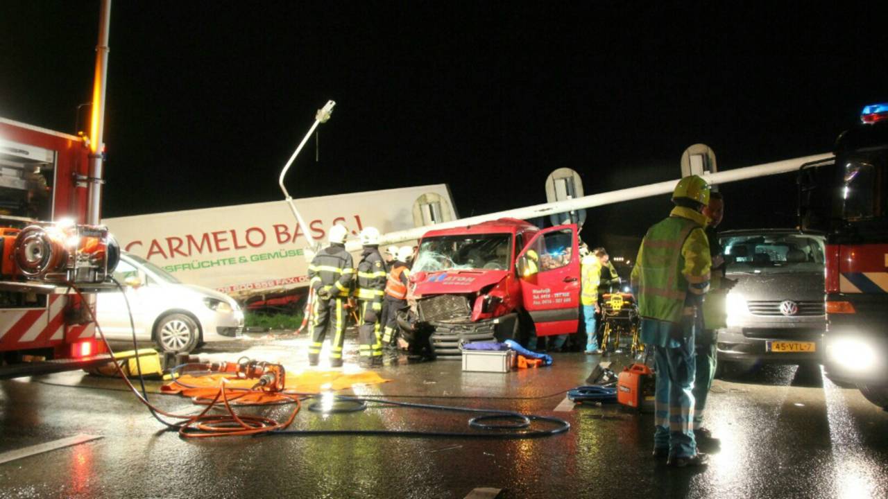 Ravage en vijf gewonden na ernstig ongeluk A59 bij Hooipolder, weg weer vrij - Omroep Brabant