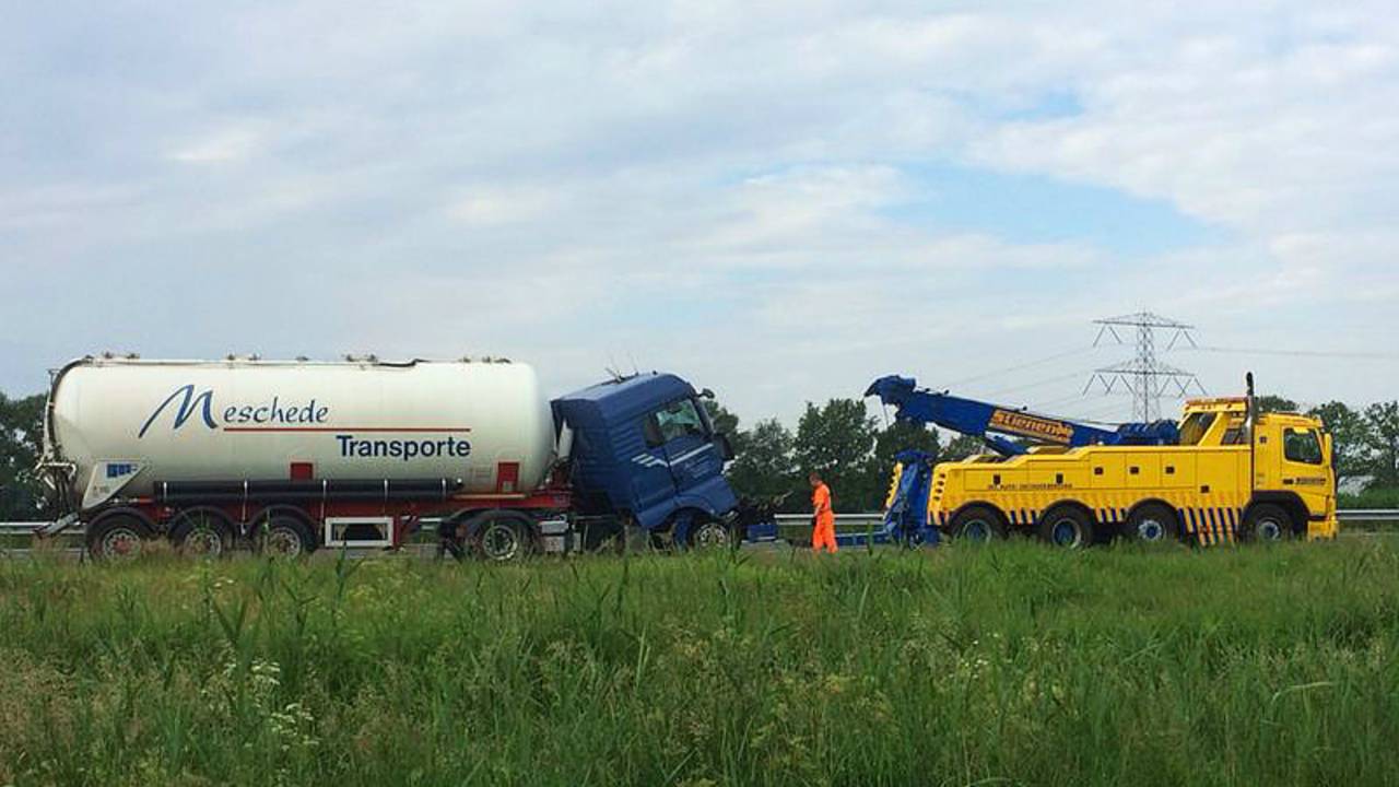 A67 richting Eindhoven afgesloten na ongeluk met twee vrachtwagens ...