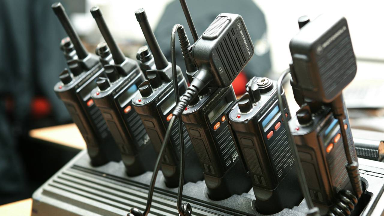 Veiligheidsregio moet aanbesteding brandweerportofoons gedeeltelijk ...